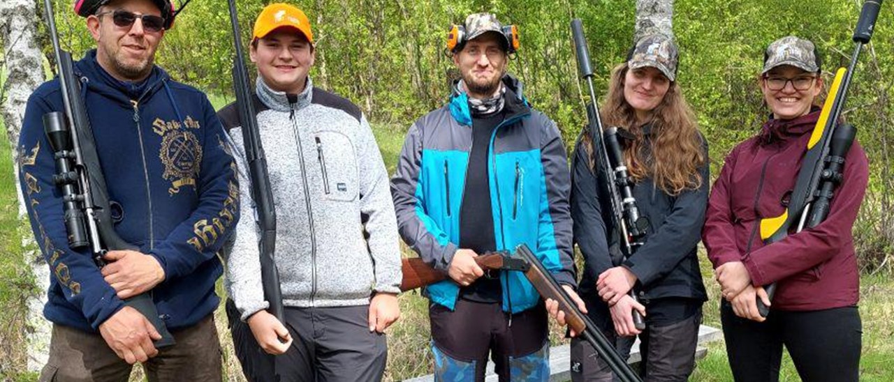 Fem unga jägare utbildas på Sveaskogs marker